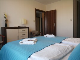 Suite Comfort, 1 cama de casal, varanda | Secretária, berços/camas para crianças, camas desdobráveis 