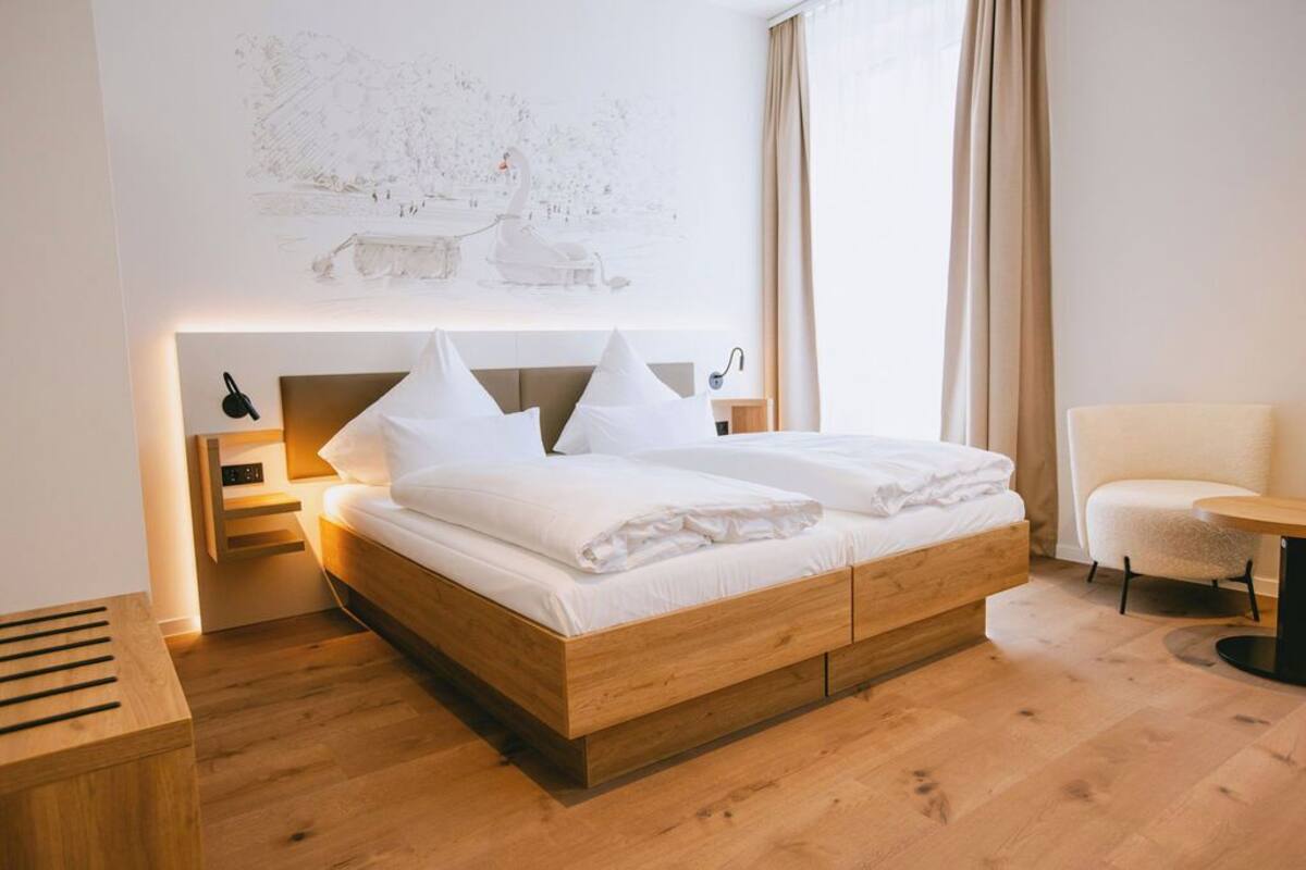Quarto Duplo | Roupa hipoalergénica, cofre no quarto, secretária 