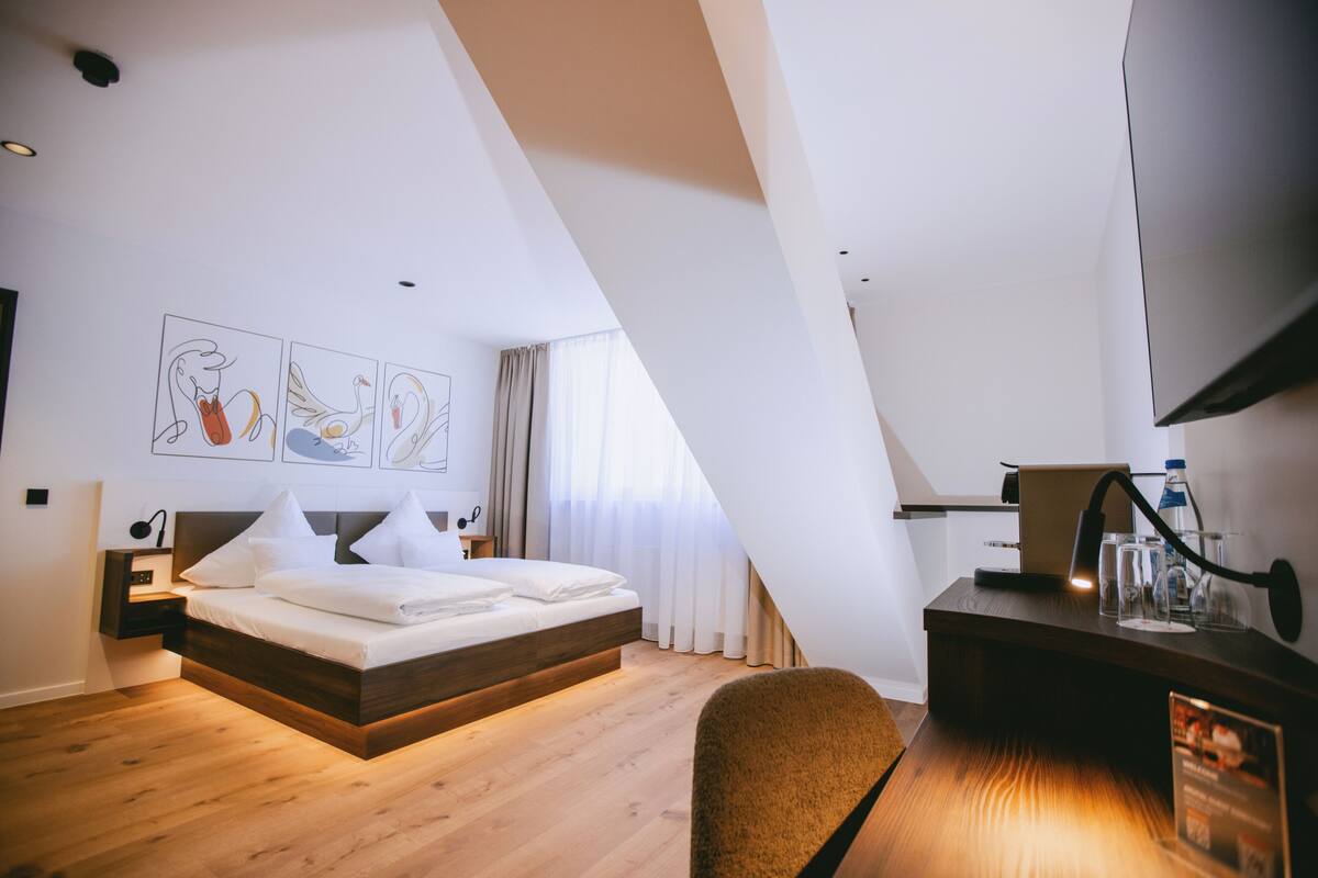 Quarto Duplo Comfort | Roupa hipoalergénica, cofre no quarto, secretária 