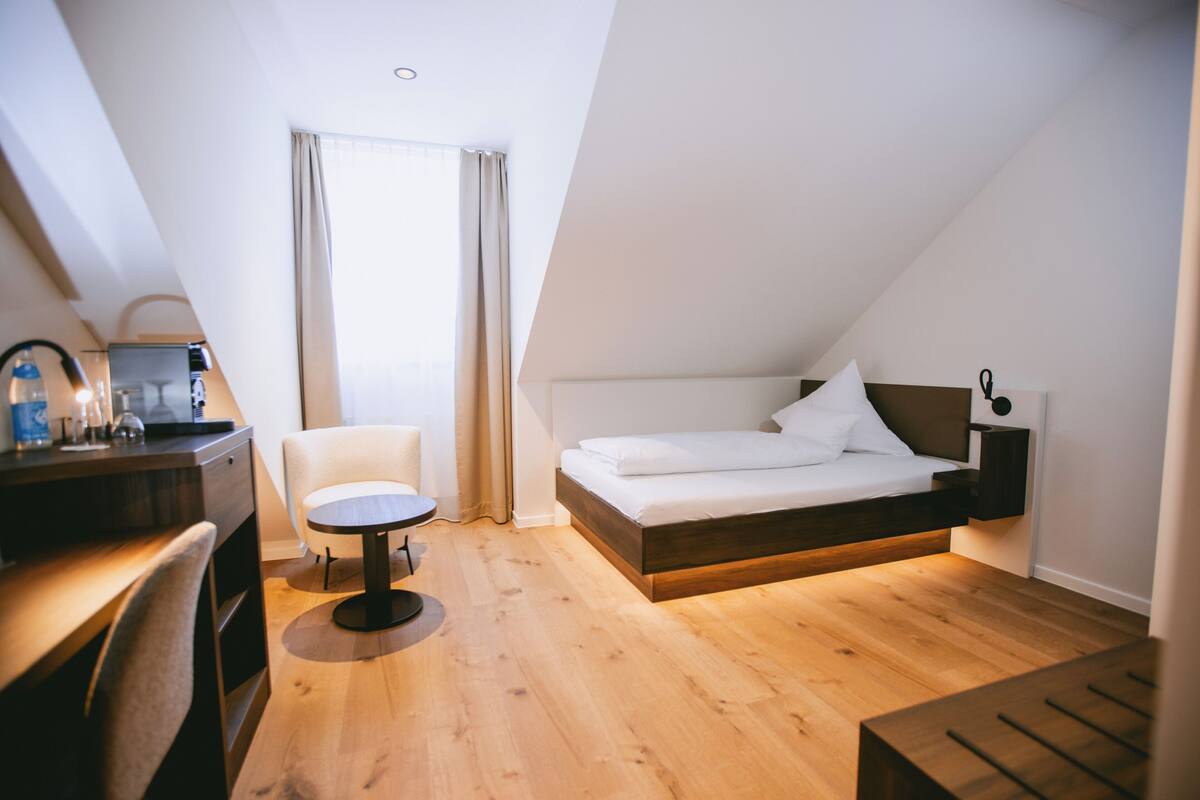 Quarto Individual Comfort | Roupa hipoalergénica, cofre no quarto, secretária 