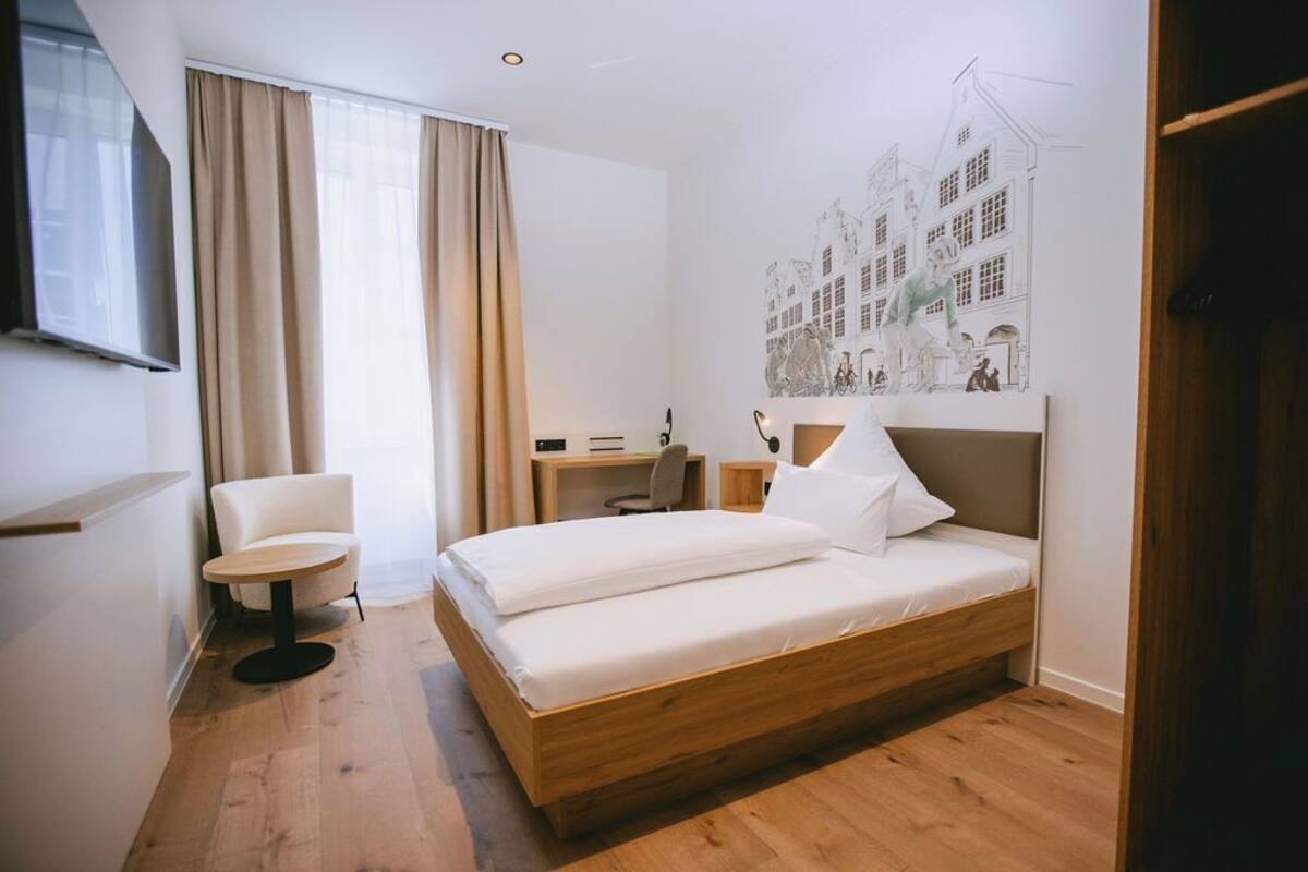 Quarto Individual | Roupa hipoalergénica, cofre no quarto, secretária 