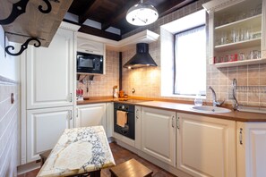 Casa, 5 quartos | Espaço de cozinha partilhado | Um frigorífico/congelador grande, um micro-ondas, um forno 