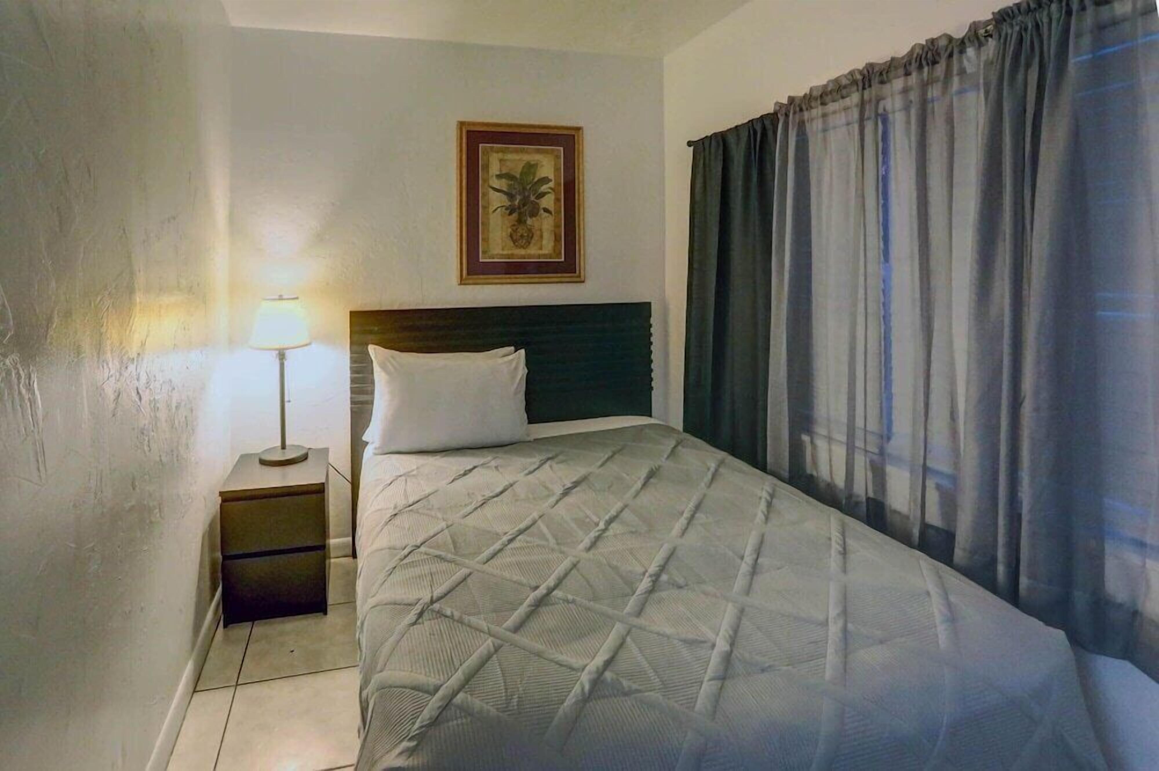 Cofre no quarto, secretária, Wi-fi grátis, roupa de cama fornecida 