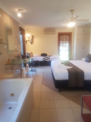 Suite, banheira de hidromassagem (Room 5) | Cortinas/cortinados opacos, ferro/tábua de engomar, Wi-fi grátis 