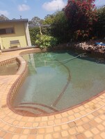 Piscina externa, funciona das 9h às 22h, guarda-sóis