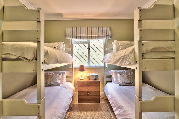 Casa Exclusiva, 5 quartos, vista para o jardim | 5 quartos, com decoração personalizada, com mobília individualizada