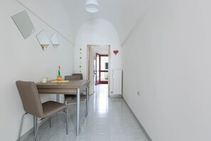 Apartamento conforto, 1 quarto | Opções para refeição no quarto