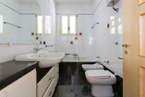 Apartamento clássico, 2 quartos | Banheiro | Chuveiro, secador de cabelo, bidê 