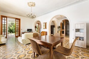 Villa Clássica, 3 quartos | Sala de estar | TV de ecrã plano 