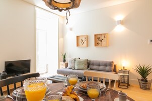 Apartamento luxo, 1 quarto | Área de estar | TV de tela plana