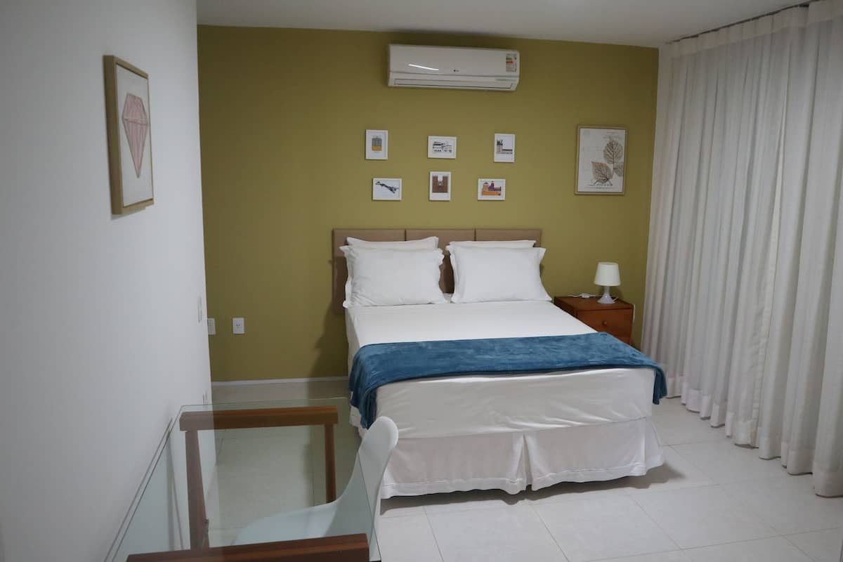 Suite com Varanda 01 | 1 quarto, secretária, ferro/tábua de engomar, Wi-fi grátis