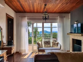 Chalé lua de mel, banheira, vista para a montanha | Área de estar | Smart TV