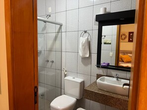 Quarto casal conforto | Banheiro | Produtos de toalete grátis, secador de cabelo, toalhas de banho 