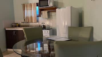 Quarto triplo conforto | Cozinha privada | Micro-ondas, talheres/pratos/utensílios de cozinha, freezer
