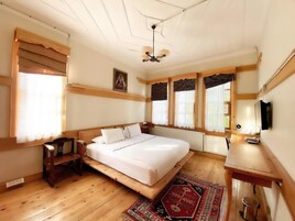 Quarto casal | Frigobar (abastecido com itens grátis), escrivaninha