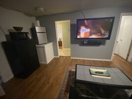 Quarto econômico, 1 cama King, para não fumantes | Área de estar | TV de tela plana 42 polegadas com canais digitais, TV