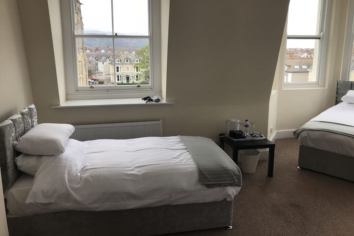 1 quarto, ferro/tábua de engomar, roupa de cama fornecida