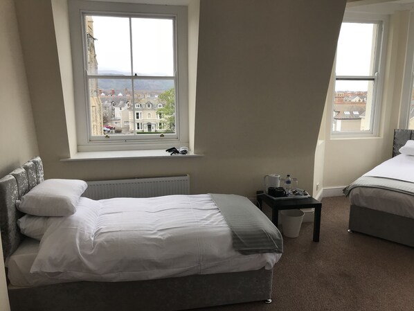 1 quarto, ferro/tábua de engomar, roupa de cama fornecida