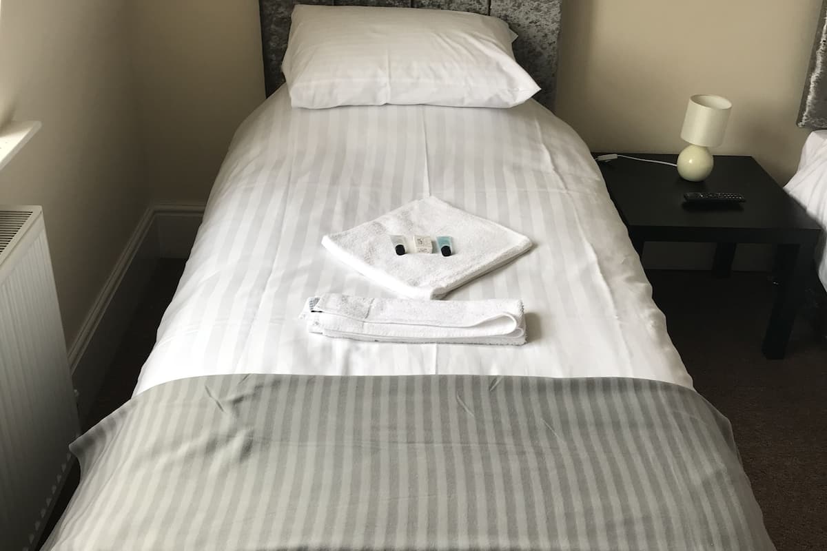 1 quarto, ferro/tábua de engomar, roupa de cama fornecida