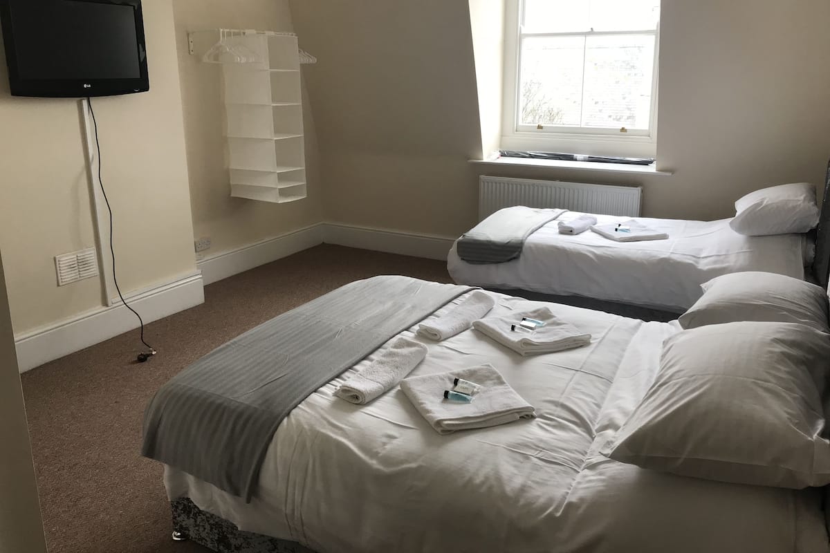 1 quarto, ferro/tábua de engomar, roupa de cama fornecida