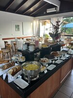 Café da manhã com buffet grátis todos os dias