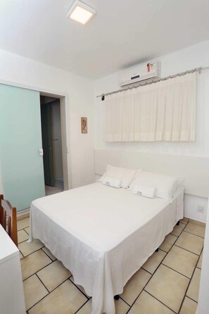 Quarto Duplo Standard | 1 quarto, minibar, cortinas/cortinados opacos, ferro/tábua de engomar 
