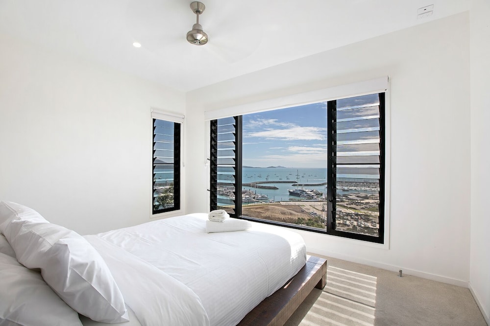 Island Views - The Perfect Holiday Home. Centre Of Airlie Beach.<br>more To Offer - Airlie Beach