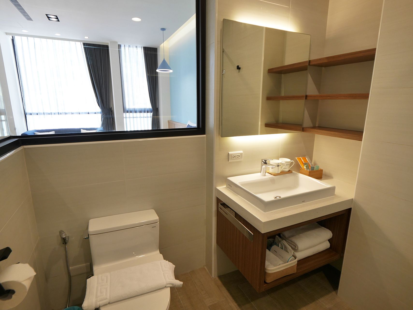 Quarto casal design, 1 cama Queen, acessível | Banheiro | Chuveiro com efeito de chuva, produtos de toalete grátis