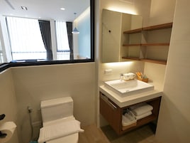 Quarto casal design, 1 cama Queen, acessível | Banheiro | Chuveiro com efeito de chuva, produtos de toalete grátis