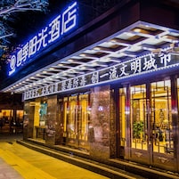 Roupas de cama premium, frigobar, escrivaninha, cortinas blackout