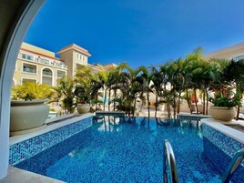 Deluxe Swim Up Room | Piscina | 2 piscinas externas