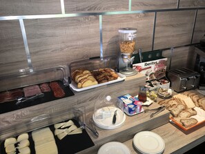 Pequeno-almoço tipo buffet diário mediante uma taxa 