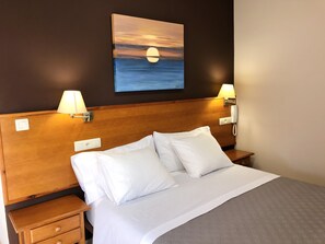 Quarto Triplo Superior, vista para o mar | Roupa de alta qualidade, camas de colchão viscoelástico 