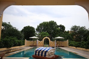 Piscina exterior, guarda-sóis, espreguiçadeiras 