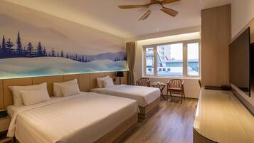 Quarto Triplo Familiar | Roupa hipoalergénica, minibar, cofre no quarto, secretária