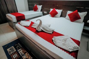 Quarto Triplo Superior | 1 quarto, roupa de alta qualidade, cofre no quarto, secretária 