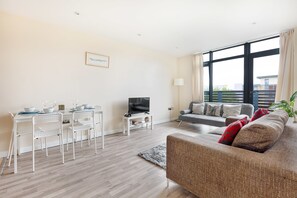Apartamento Deluxe, 2 quartos, cozinha | Sala | TV de ecrã plano 