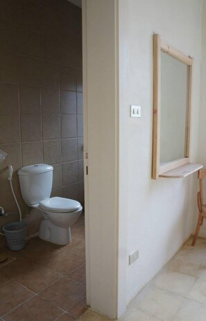 Quarto Twin Básico, casa de banho privativa | Casa de banho | Um polibã, artigos de higiene pessoal grátis, toalhas fornecidas