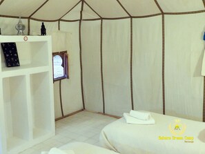 Barraca superluxo, 2 camas Queen, vista para a montanha | Lençóis italianos Frette, roupas de cama premium, camas Select Comfort