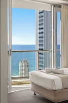 Superior Apartment, 2 Bedrooms - Ocean, River or Garden Views | Roupas de cama premium, individualmente decorados