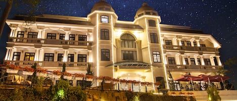 Fachada da propriedade à noite