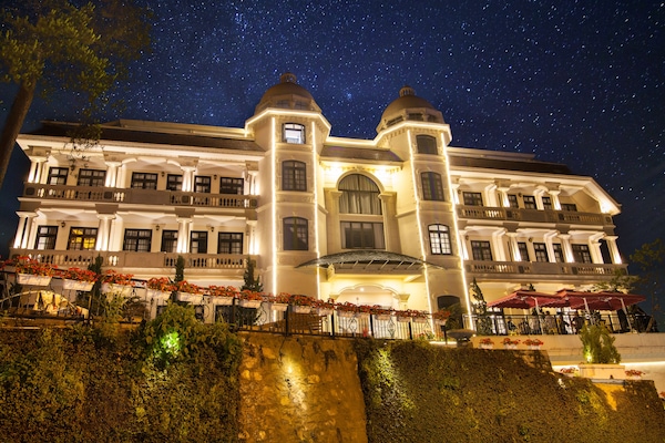 Fachada da propriedade à noite