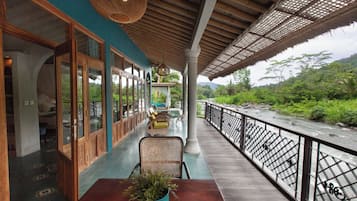 Villa Panorâmica, vista para o rio | Terraço/pátio interior