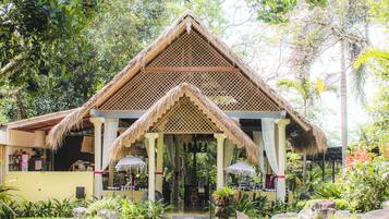 Pequenos-almoços servidos, cozinha local e internacional