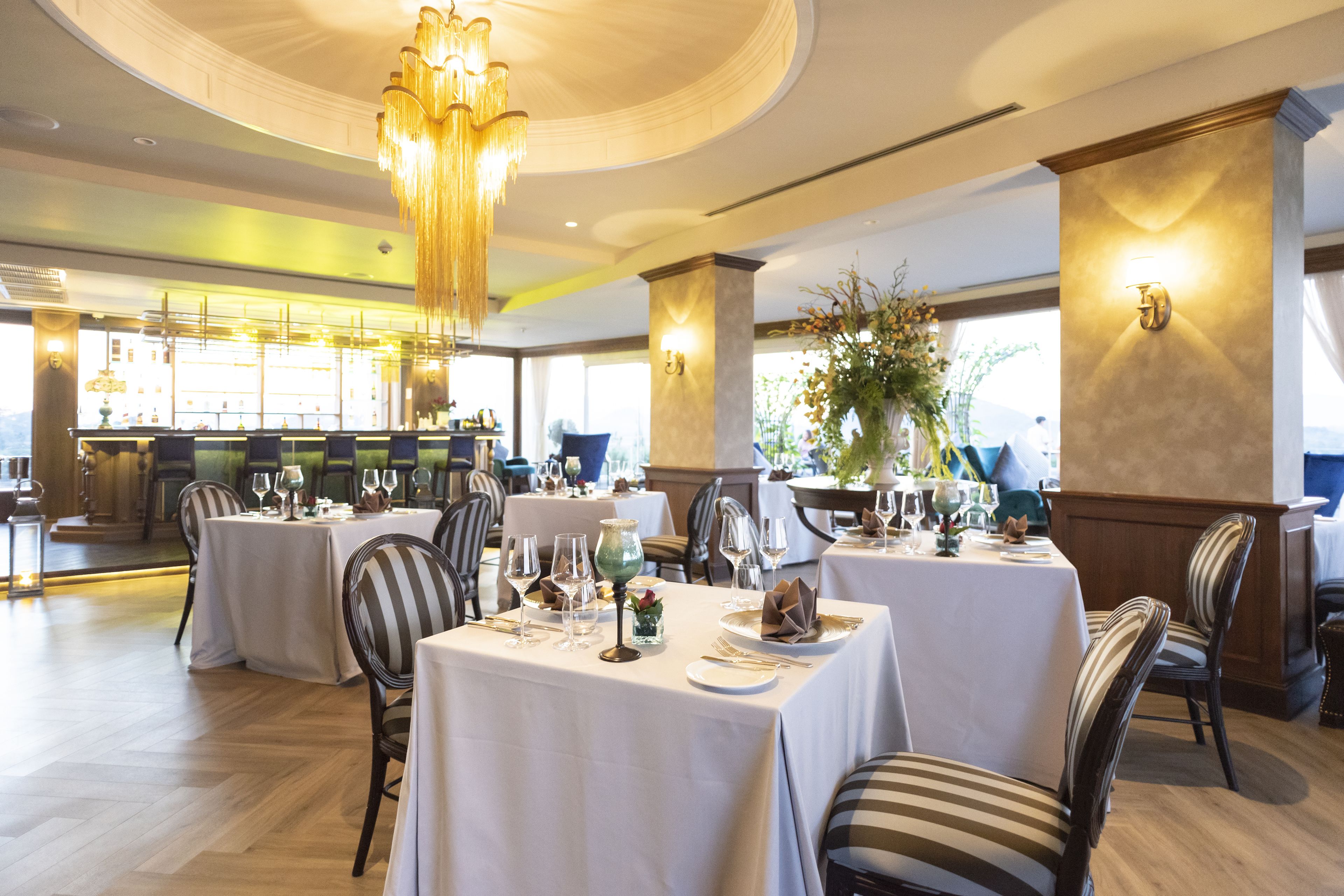 3 restaurantes: servem pequenos-almoços, almoços e jantares