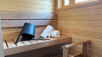 Deluxe Suite with Kitchen & Sauna | Ferros/tábuas de passar roupa, Wi-Fi de cortesia, roupa de cama