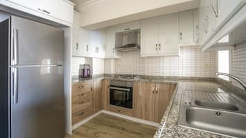 Apartamento luxo, 2 quartos, para não fumantes, de frente para o mar | Cozinha privada | Geladeira grande, fogão, cooktop, lava-louças