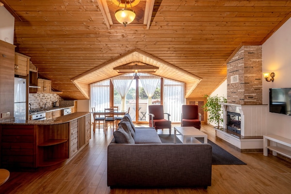 Apartamento Design, 1 quarto | Sala de estar | Televisor LED de 30 polegadas com canais por cabo, televisor