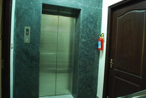 Um polibã, artigos de higiene pessoal grátis