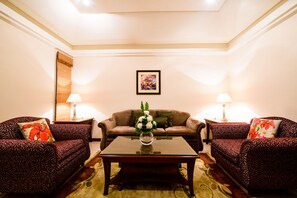 Quarto Duplo Executivo | Minibar, cofre no quarto, secretária, camas desdobráveis 